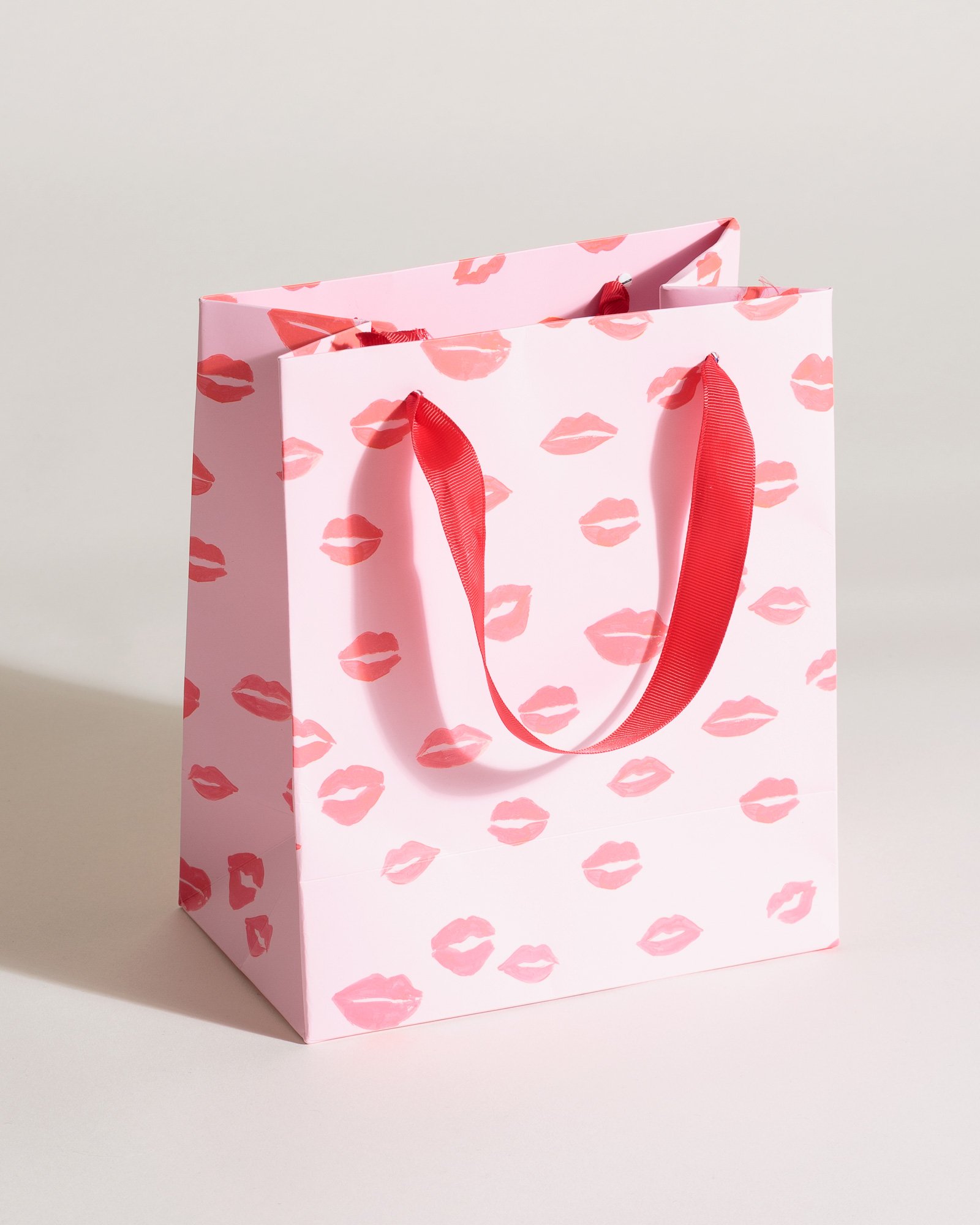 Kiss Kiss Gift Bag Medium | Oliver Bonas