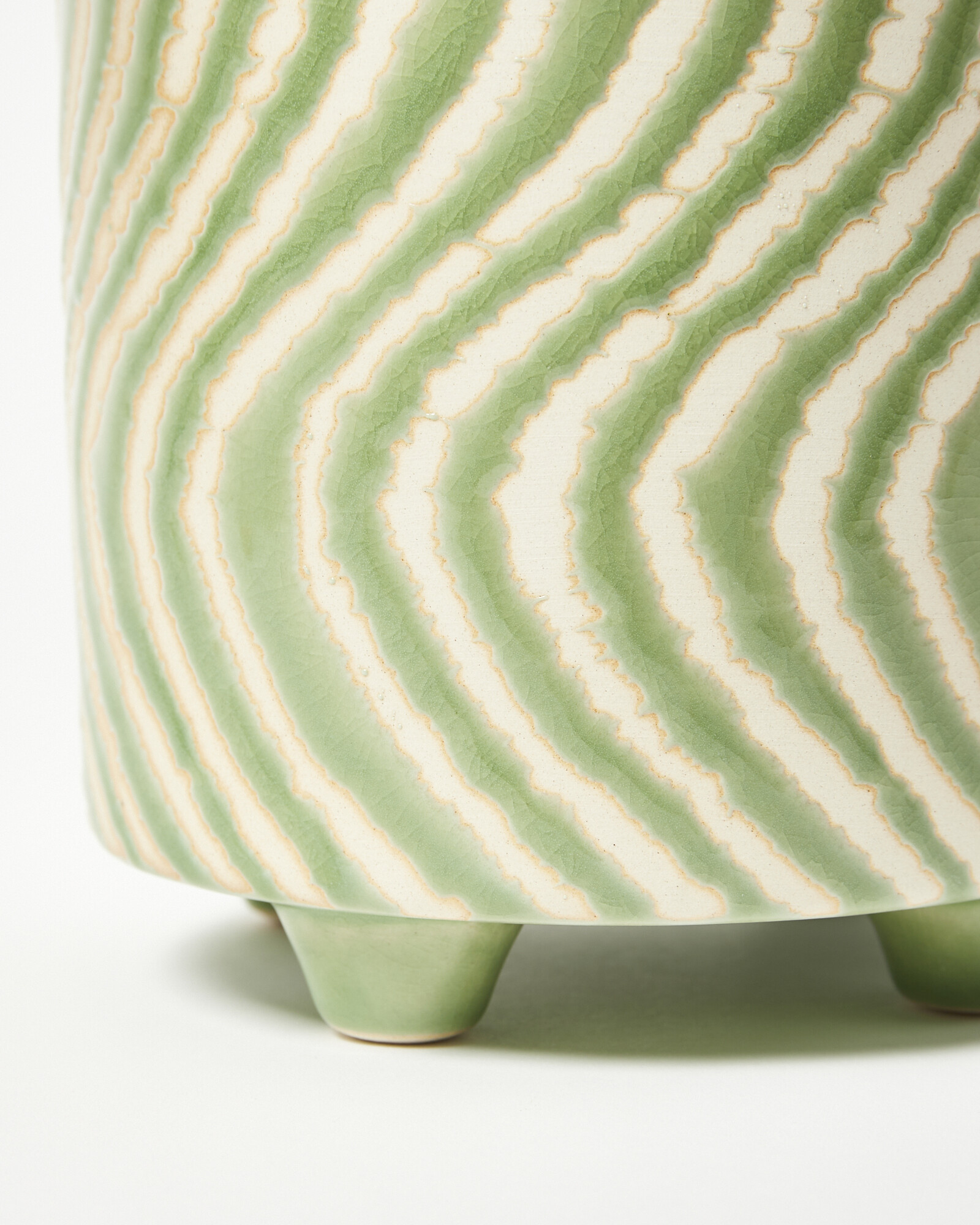Kuori Green Wavy Ceramic Plant Pot Medium | Oliver Bonas