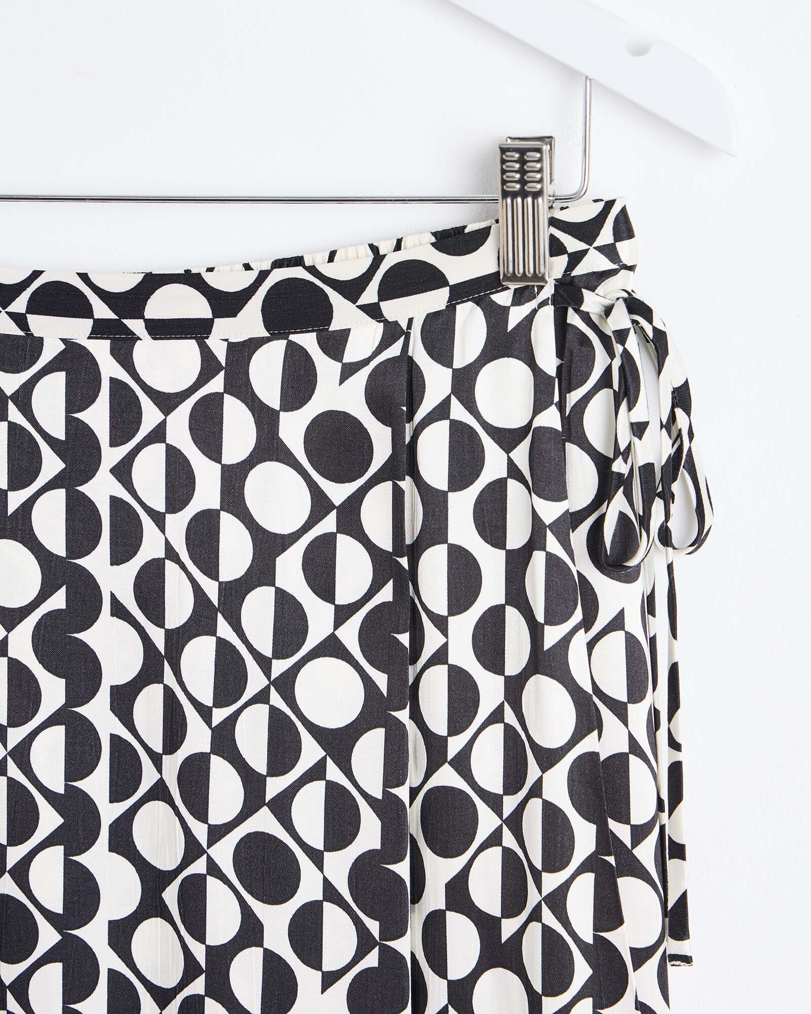 Black & White Geometric Circle Wrap Midi Skirt | Oliver Bonas