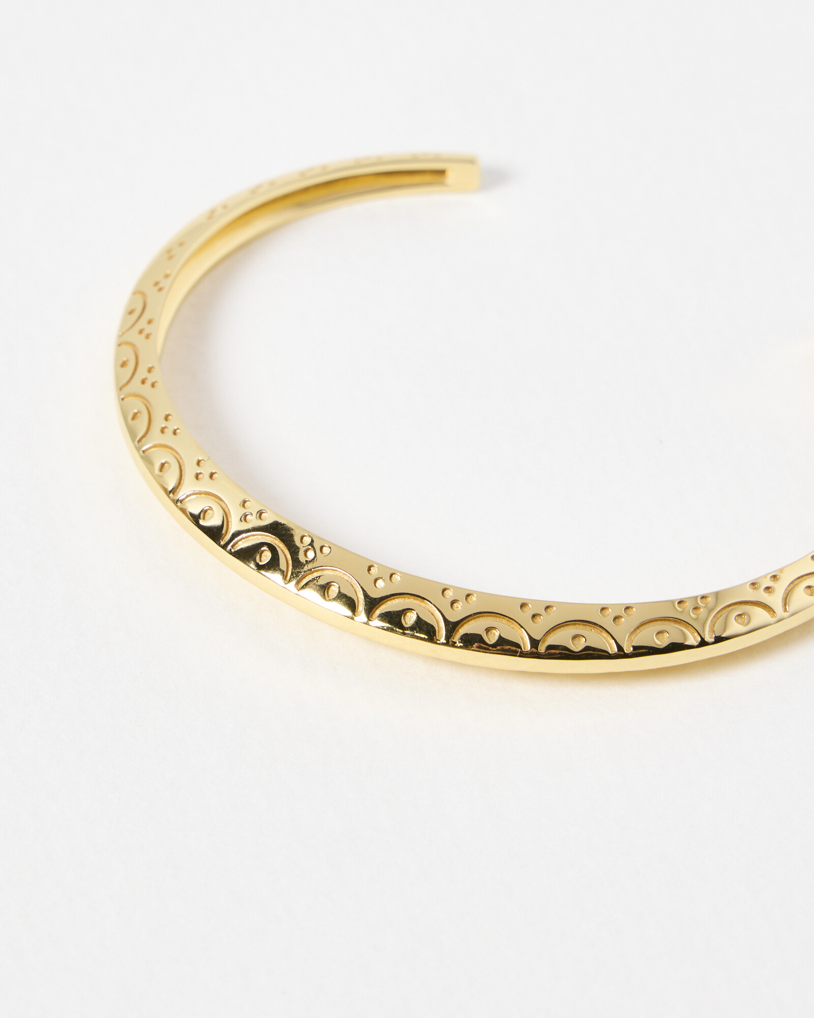 Susan Scalloped Engraved Gold Plated Bangle | Oliver Bonas