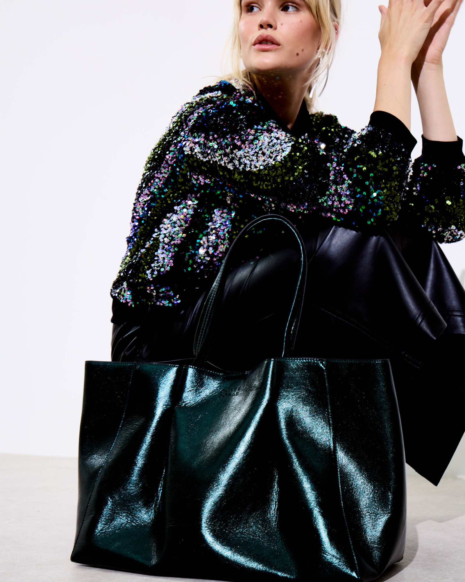 Aria Green Metallic Tote Bag | Oliver Bonas