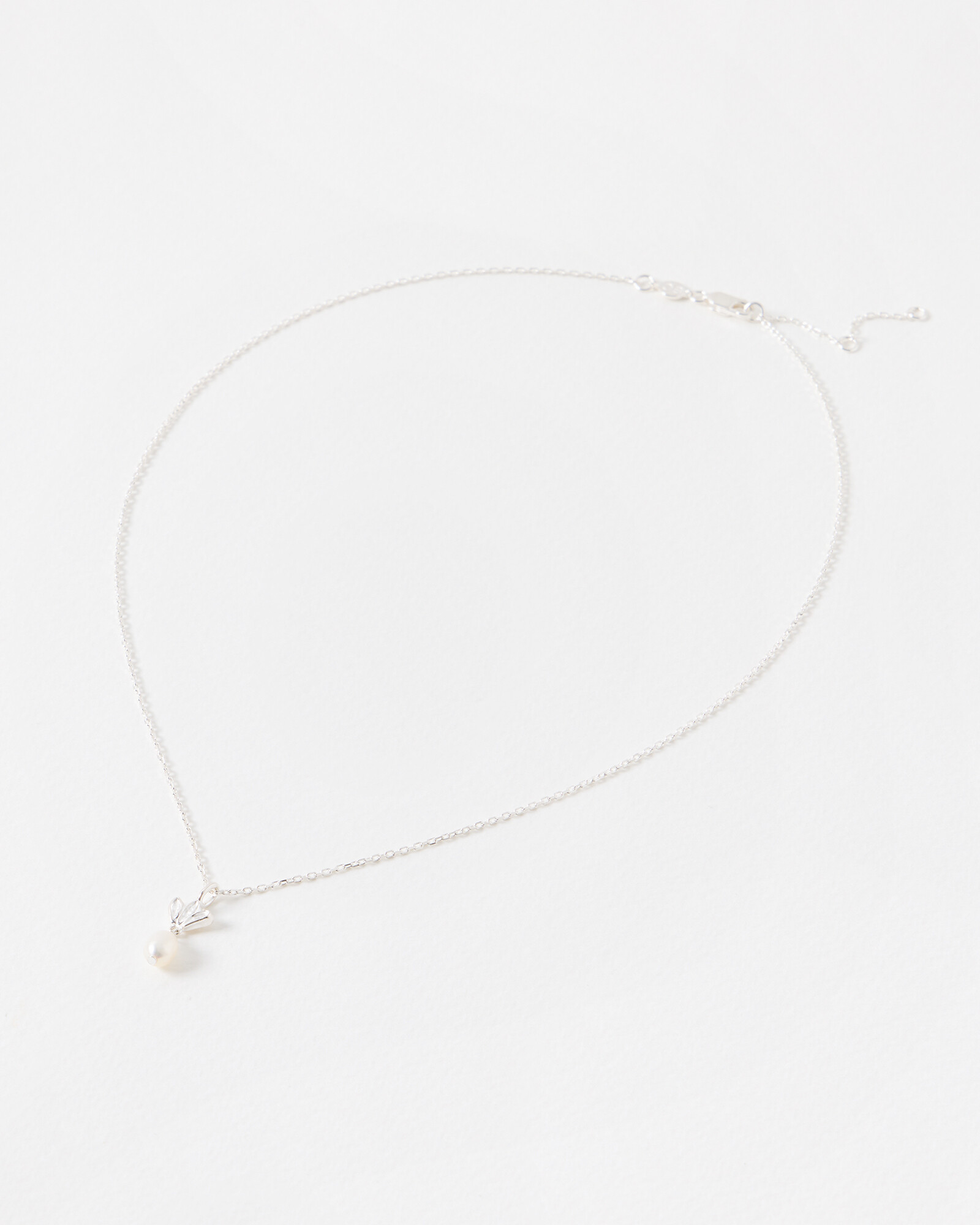 Chiara Eyelash Detail Silver Pearl Necklace | Oliver Bonas