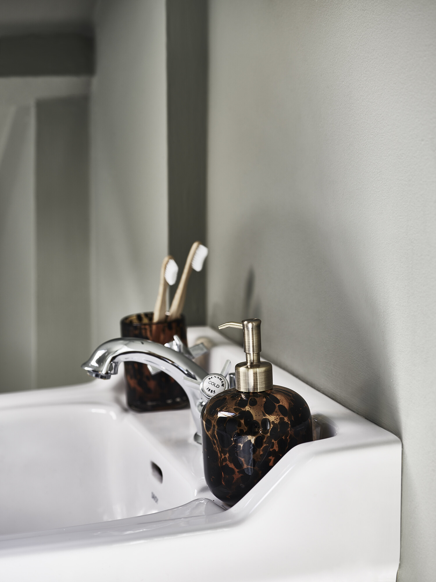 Brown Tortoiseshell Glass Toothbrush Holder | Oliver Bonas