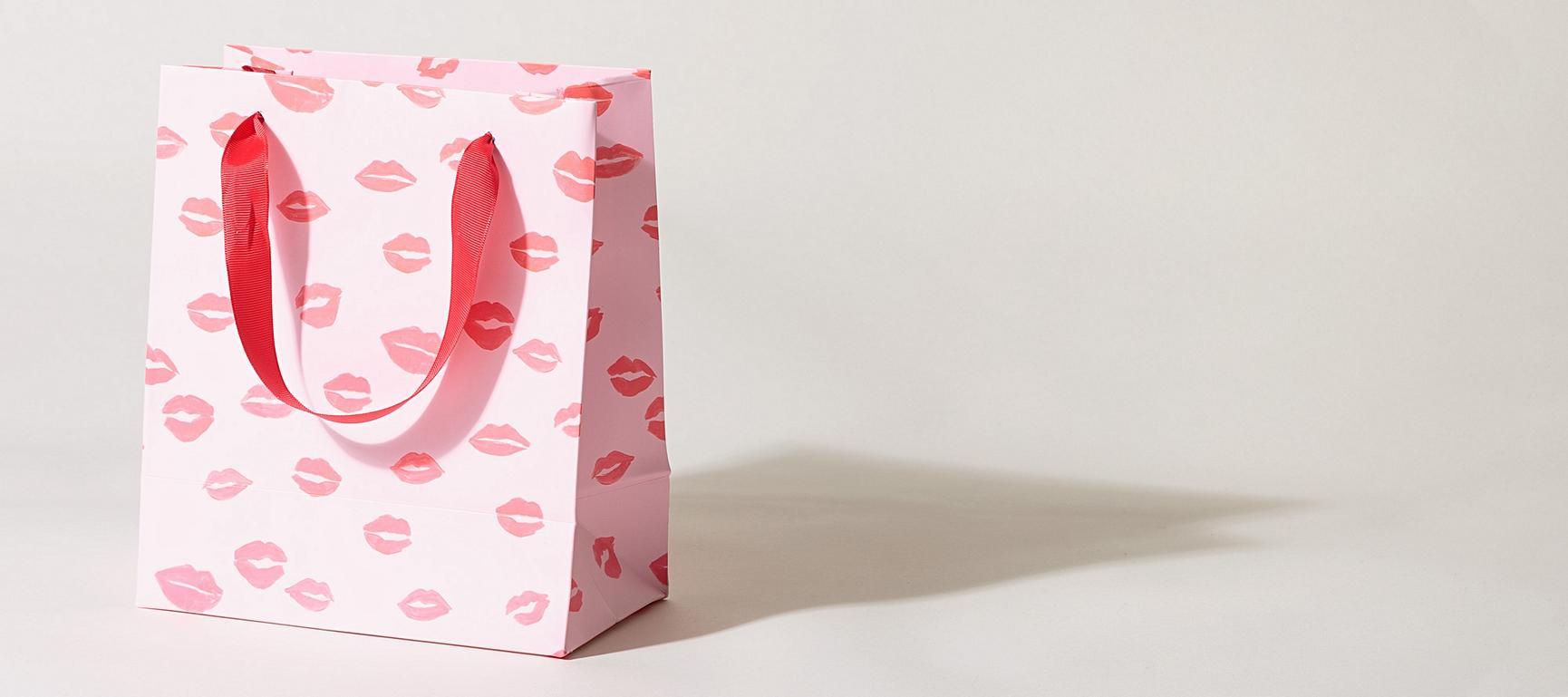 Kiss Kiss Gift Bag Medium | Oliver Bonas